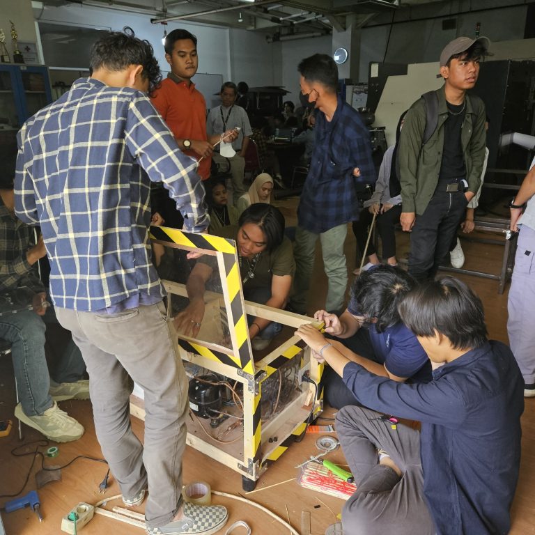 Kelompok Mahasiswa Teknik Mesin Membuat Karya Inovatif di Lab ...